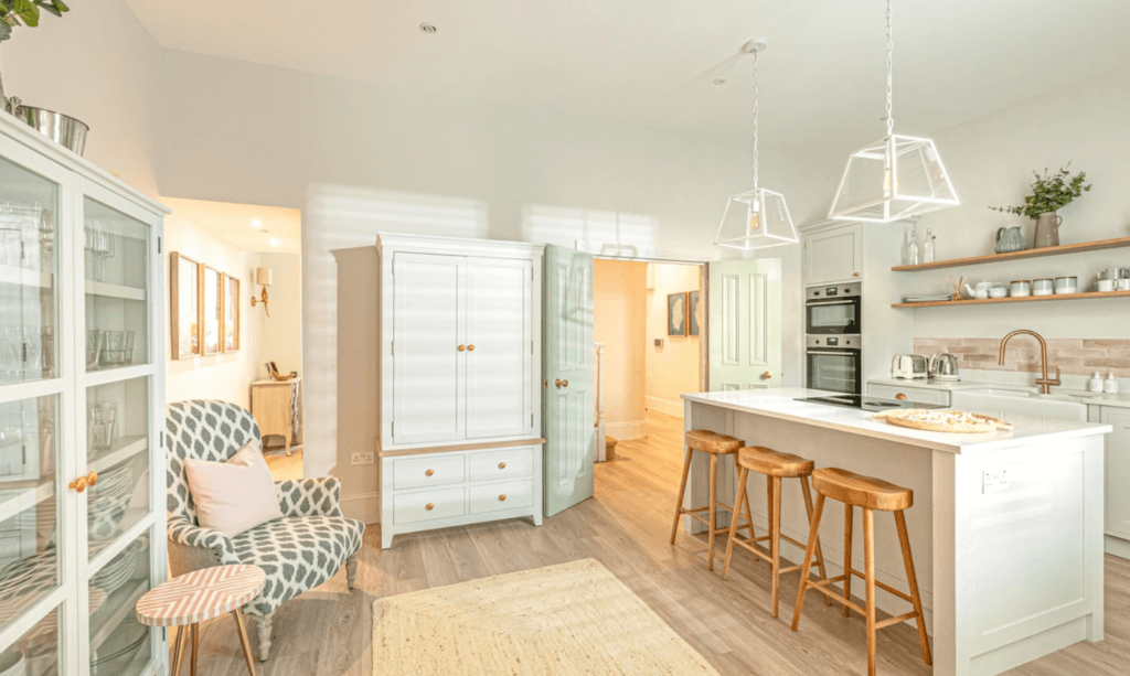 Seaside Chic in Bournemouth, sleeps 14 - Acacia Cottages